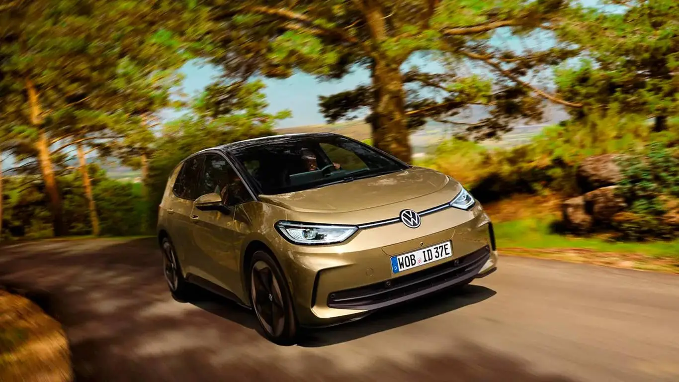 ADAC: car prices 2020–2025: EVs steady, ICE costs soar